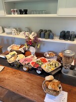 Café da manhã com buffet grátis todos os dias