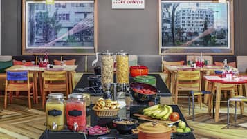 Pequeno-almoço tipo buffet diário (200 INR por pessoa)