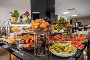 Café da manhã, almoço e jantar; culinária internacional 