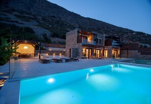 Piscina exterior, uma piscina transbordante 