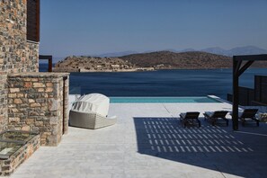 Villa de Luxo, 5 quartos, vista para a baía, junto ao mar | Terraço/pátio interior