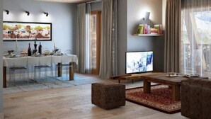 Uma sala de estar moderna com piso de madeira, uma área de jantar com mesa de vidro, uma TV de tela plana e uma estante de livros.