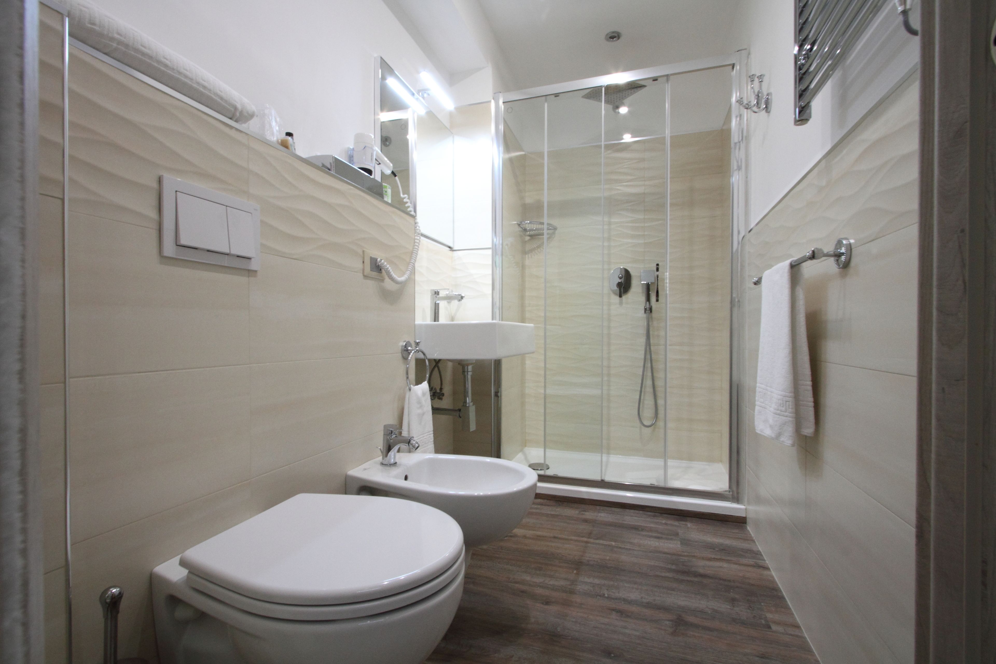 Quarto Deluxe | Casa de banho | Um polibã, artigos de higiene pessoal grátis, um secador de cabelo 