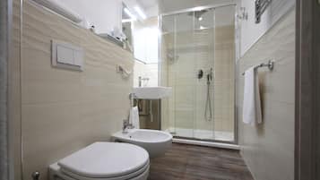 Quarto Deluxe | Casa de banho | Um polibã, artigos de higiene pessoal grátis, um secador de cabelo