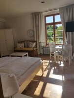 Quarto família, 2 quartos | Escrivaninha, cortinas blackout, Wi-Fi de cortesia, roupa de cama