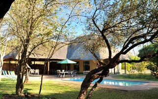 Piscina externa, funciona das 6h às 19h, guarda-sóis, espreguiçadeiras