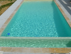 Piscina externa, espreguiçadeiras