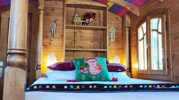 Roulotte Tzigane Climatisée avec Terrasse Privative | 1 quarto, roupa de alta qualidade, secretária, quartos insonorizados