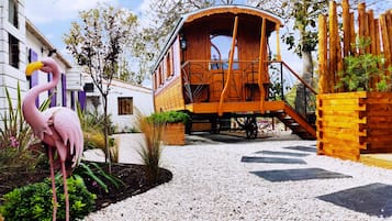 Roulotte Tzigane Climatisée avec Terrasse Privative | 1 quarto, roupa de alta qualidade, secretária, quartos insonorizados