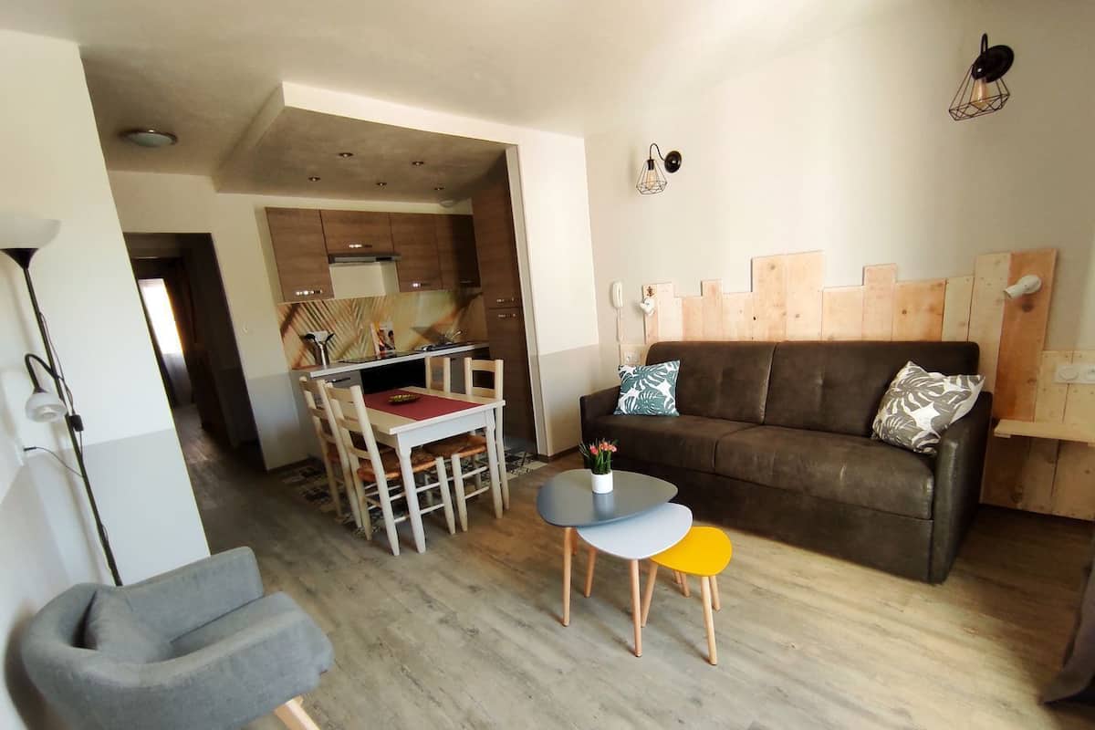 Apartamento superior, terraço | Área de estar | TV de tela plana 60 cm com canais digitais, TV