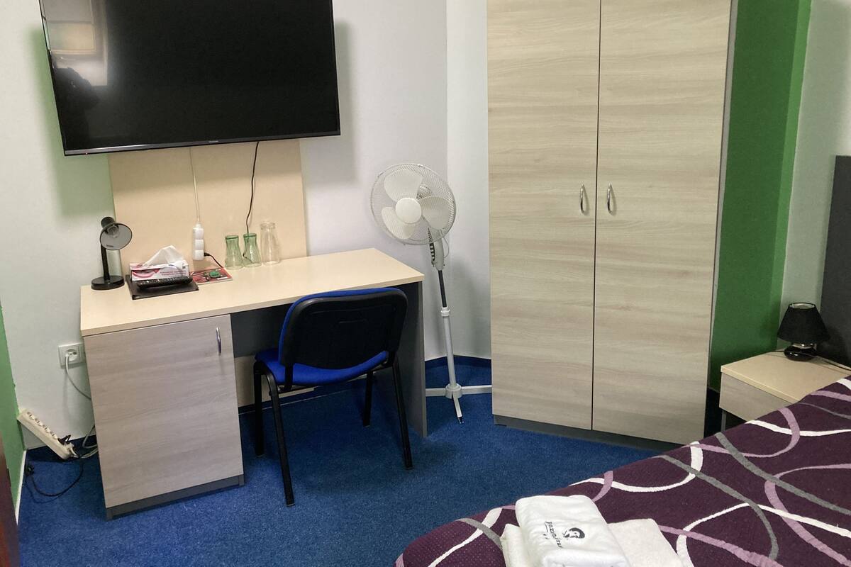 1 quarto, cofres nos quartos, Wi-Fi de cortesia, roupa de cama