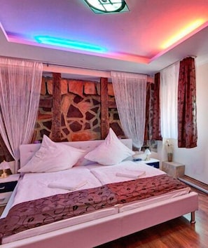 Quarto casal | Escrivaninha, berços grátis, camas extras/dobráveis (sobretaxa)