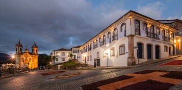 Fachada do alojamento (tarde/noite)