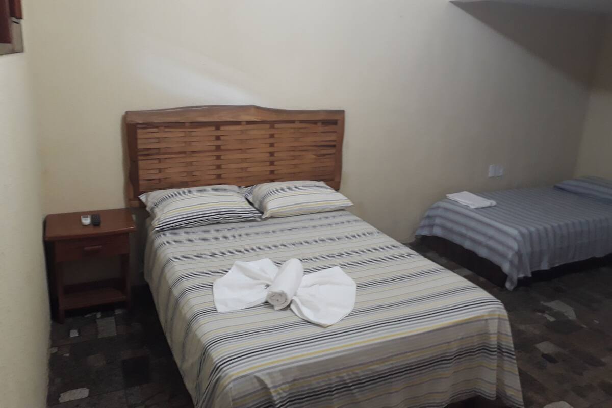 Suite | Secretária, cortinas/cortinados opacos, ferro/tábua de engomar