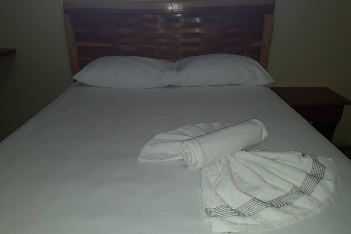 Apartamento, 3 quartos | Secretária, cortinas/cortinados opacos, ferro/tábua de engomar