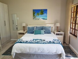 Quarto Familiar (7) | Cofre com capacidade para portátil, secretária 