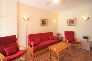 Apartamento Básico, 2 quartos | Sala | TV de ecrã plano 