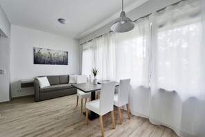 Apartamento Premium, 1 quarto, terraço | Sala de estar | TV de ecrã plano 