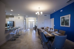 Apartamento, vários quartos | Opções para refeição no quarto