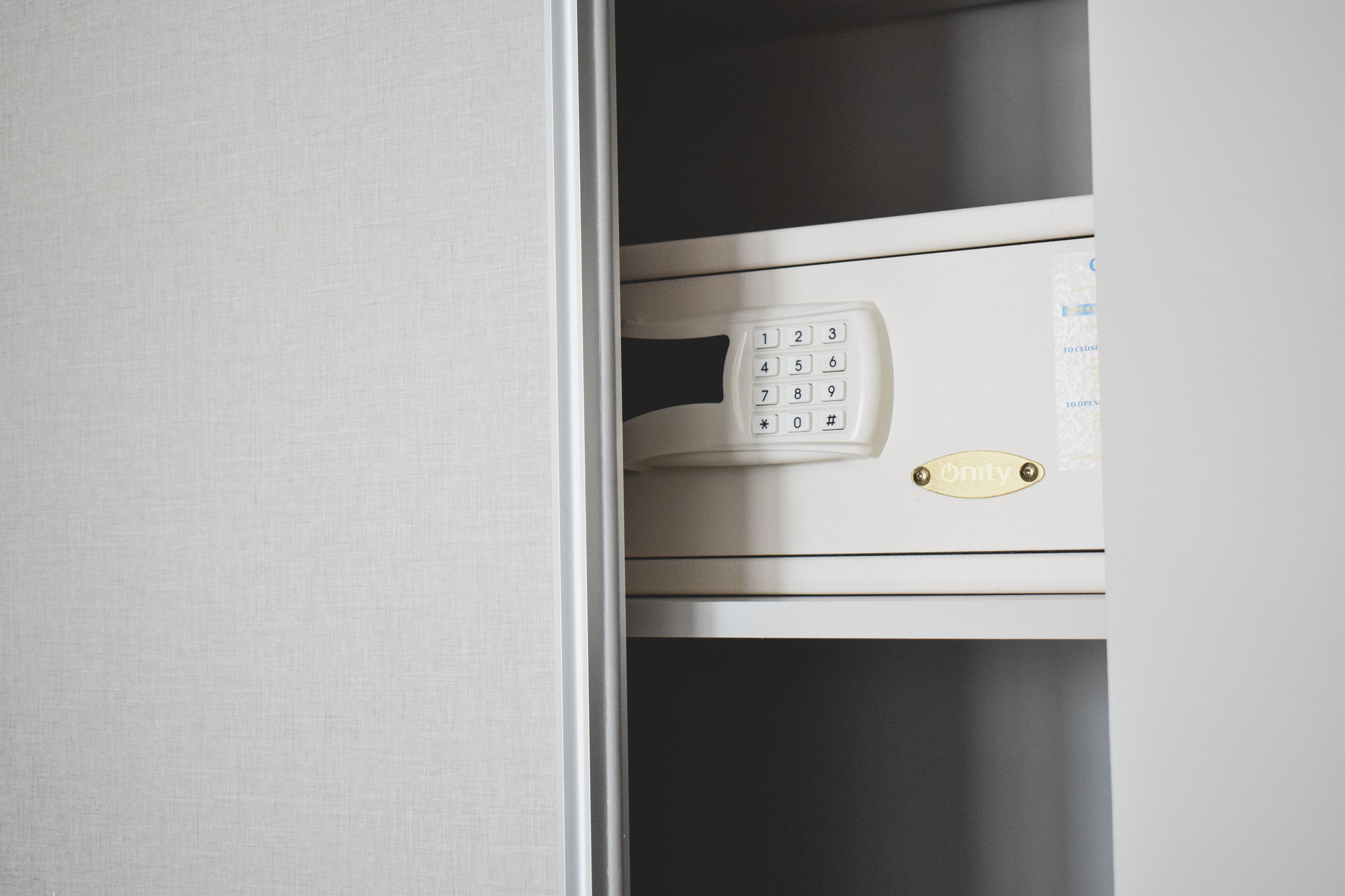 Uma fechadura eletrônica com teclado na porta, provavelmente de um quarto de hotel ou área segura.