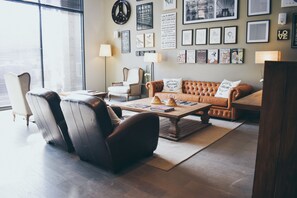 Área de estar no saguão