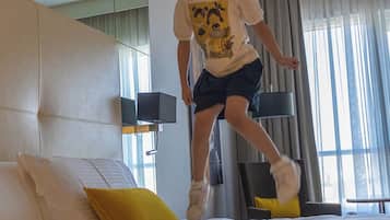 Edredões de penas, camas de colchão pillowtop, minibar, cofre no quarto