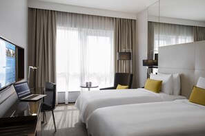 Edredões de penas, camas de colchão pillowtop, minibar, cofre no quarto 
