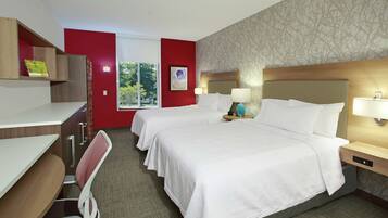 Cofre no quarto, com decoração personalizada