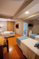 QUADRUPLO 4 CAMAS DE SOLTEIRO | Minibar, cofre no quarto, secretária 