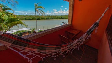 Quarto Superior, lanai (alpendre havaiano), vista para o rio | 1 quarto, minibar, Wi-fi grátis, roupa de cama fornecida