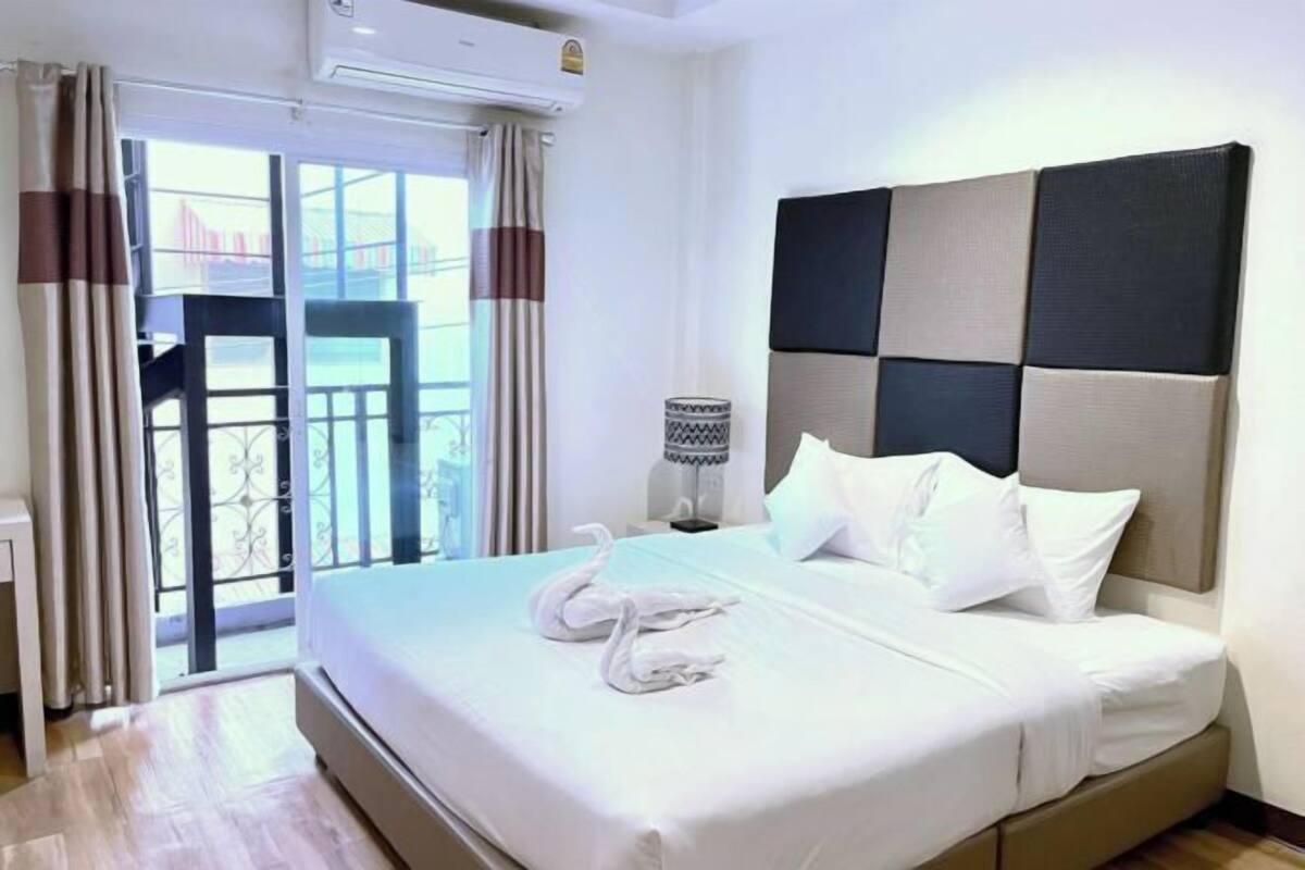 Cofres nos quartos, individualmente decorados, escrivaninha