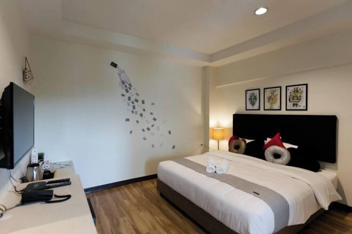 Cofres nos quartos, individualmente decorados, escrivaninha
