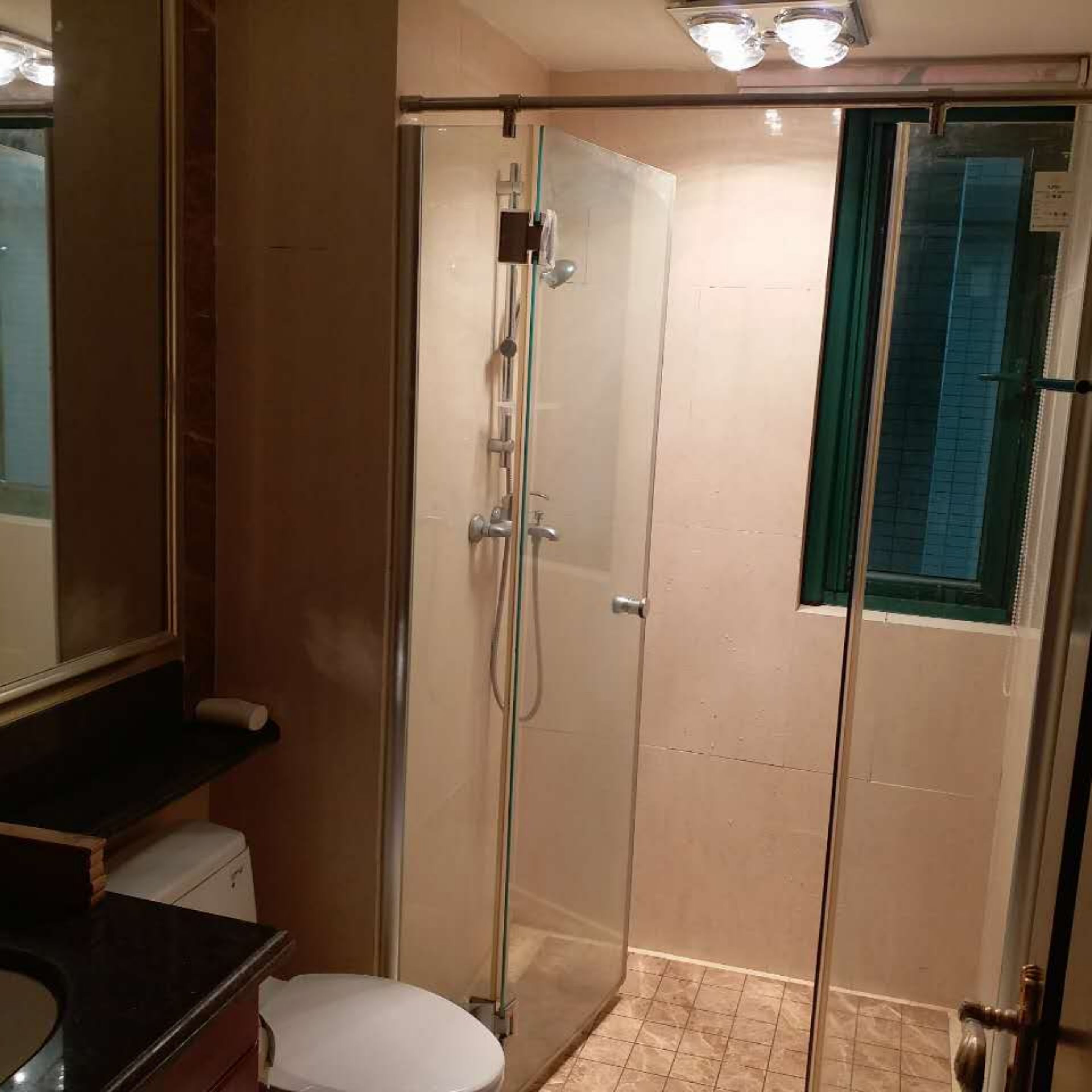Apartamento luxo | Banheiro | Chuveiro, produtos de toalete grátis, secador de cabelo, chinelos