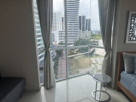 Suíte superior, 1 quarto | Frigobar, individualmente decorados, individualmente mobiliados
