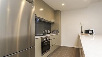 Apartamento, 1 quarto (Quayside 315) | Cozinha privada | Geladeira grande, micro-ondas, fogão, cooktop