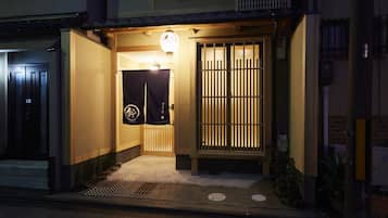 Fachada do alojamento (tarde/noite)