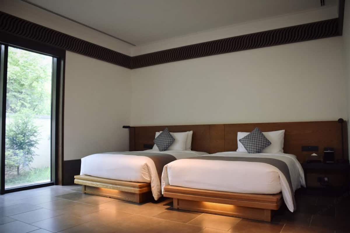 Minibar, cofre no quarto, com decoração personalizada, secretária