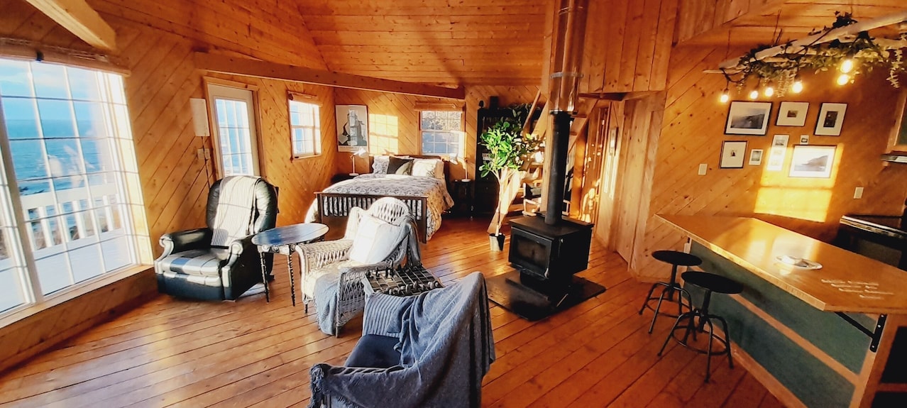 Cliff Waters Cottage, Private Oceanfront Secluded Relaxation, Pleasant Bay, Ns - Nova Scotia
