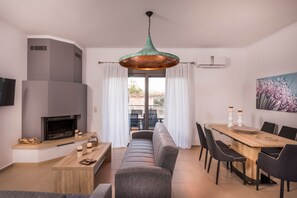 Apartamento superior, 2 quartos, para não fumantes, no jardim | Opções para refeição no quarto