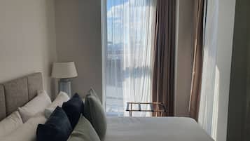 Apartamento Deluxe, 1 cama king-size, varanda | Roupa de alta qualidade, cortinas/cortinados opacos