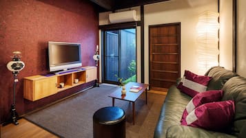 Suite Deluxe | Sala de estar | Televisor de ecrã plano de 25 polegadas com canais digitais, televisor