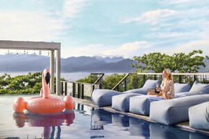 Uma área na piscina com uma espreguiçadeira e um flamingo inflável rosa.