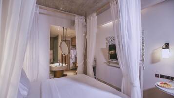 Cofre no quarto, secretária