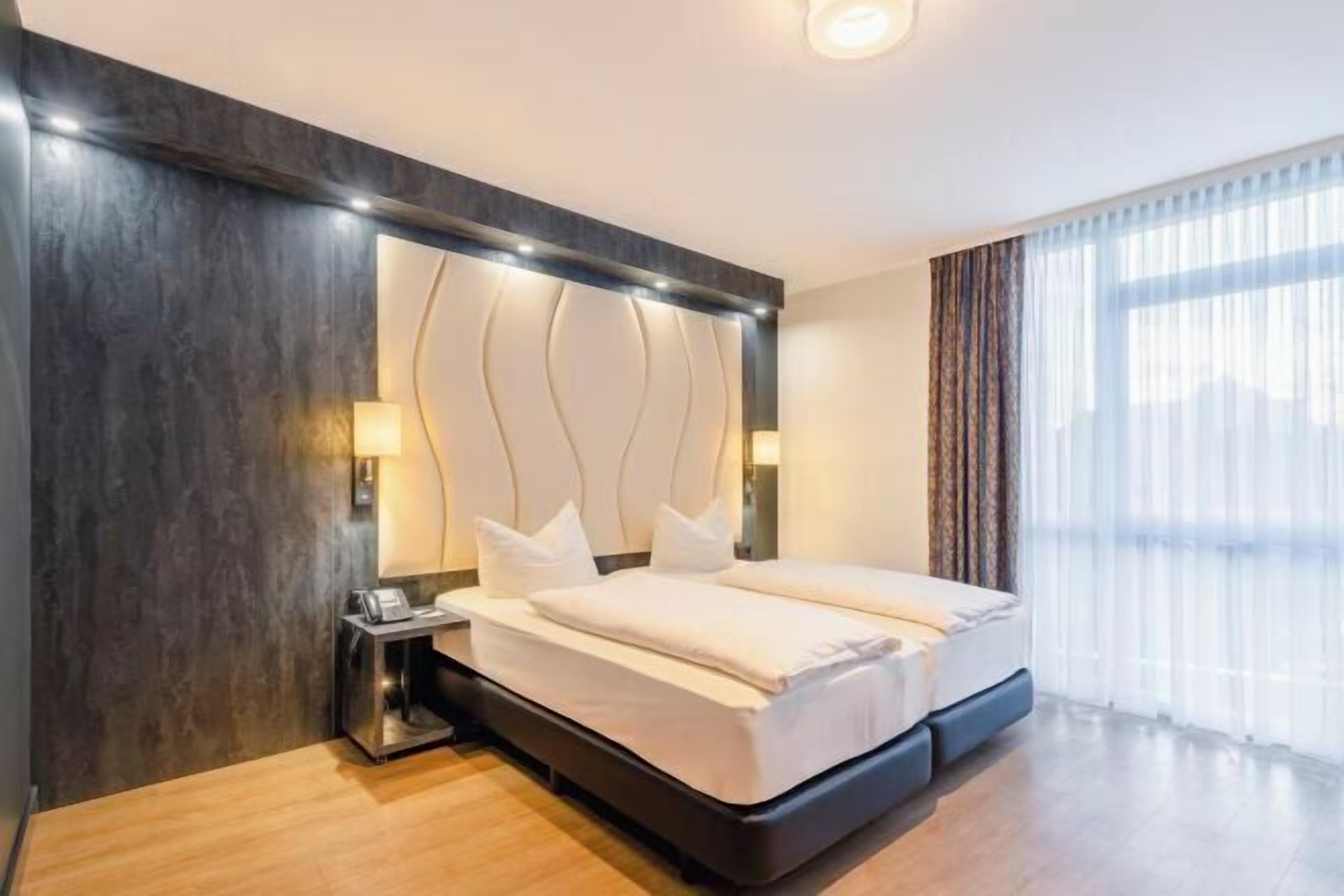 Roupas de cama antialérgicas, cofres nos quartos, escrivaninha