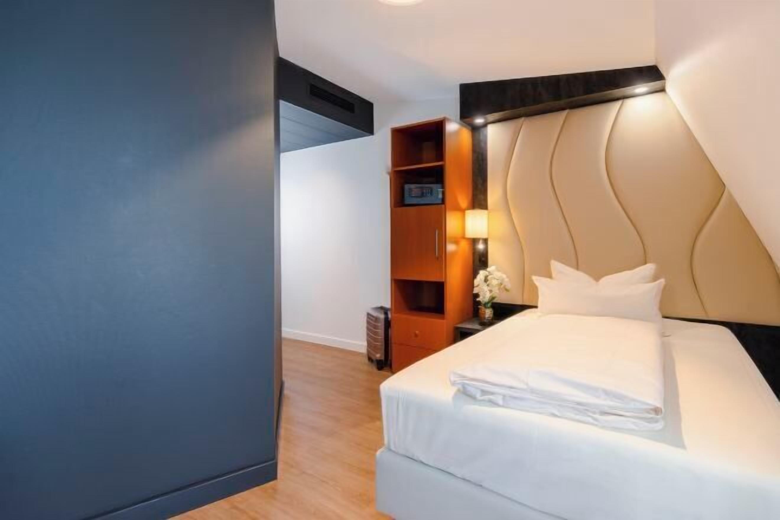 Roupas de cama antialérgicas, cofres nos quartos, escrivaninha
