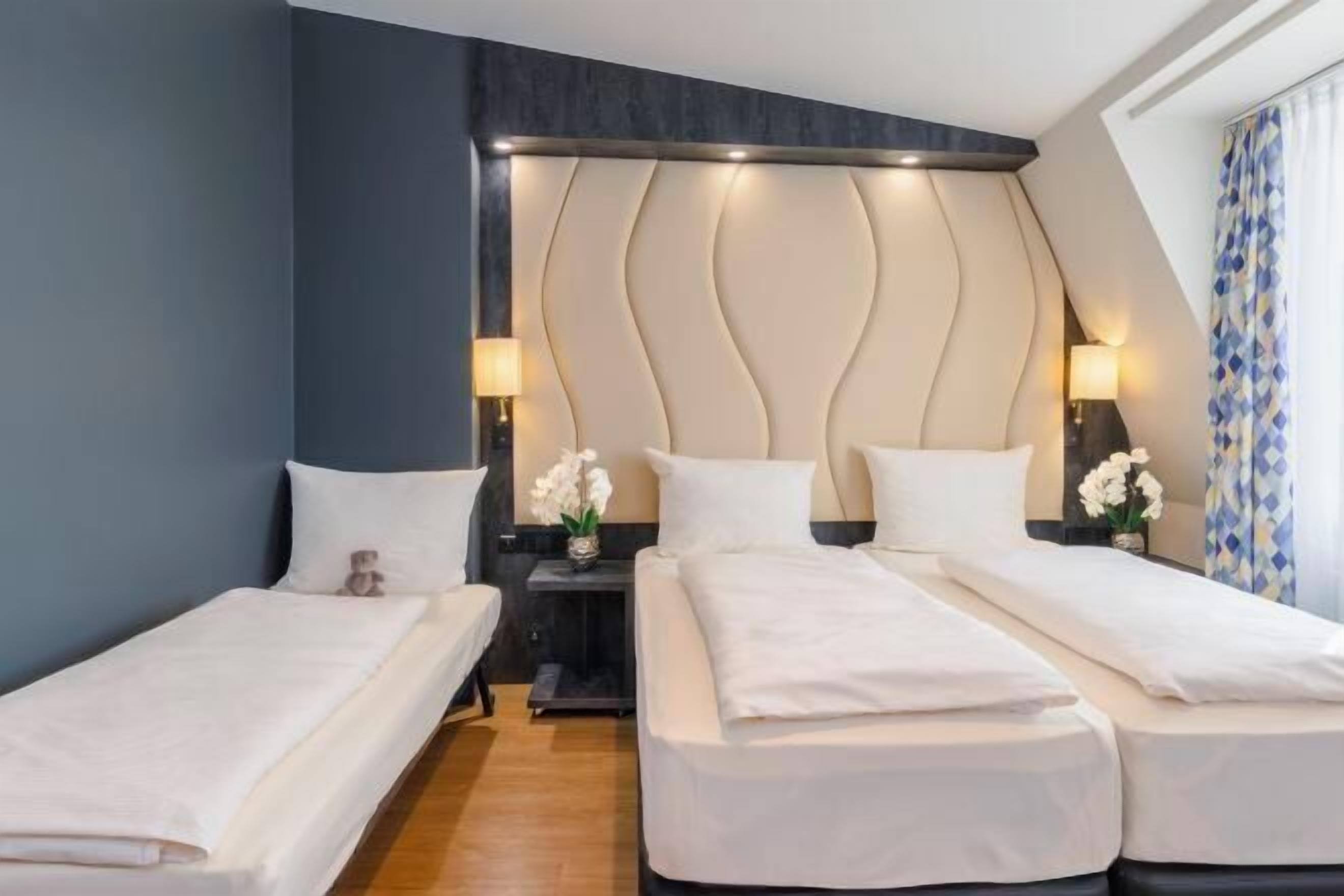 Roupas de cama antialérgicas, cofres nos quartos, escrivaninha