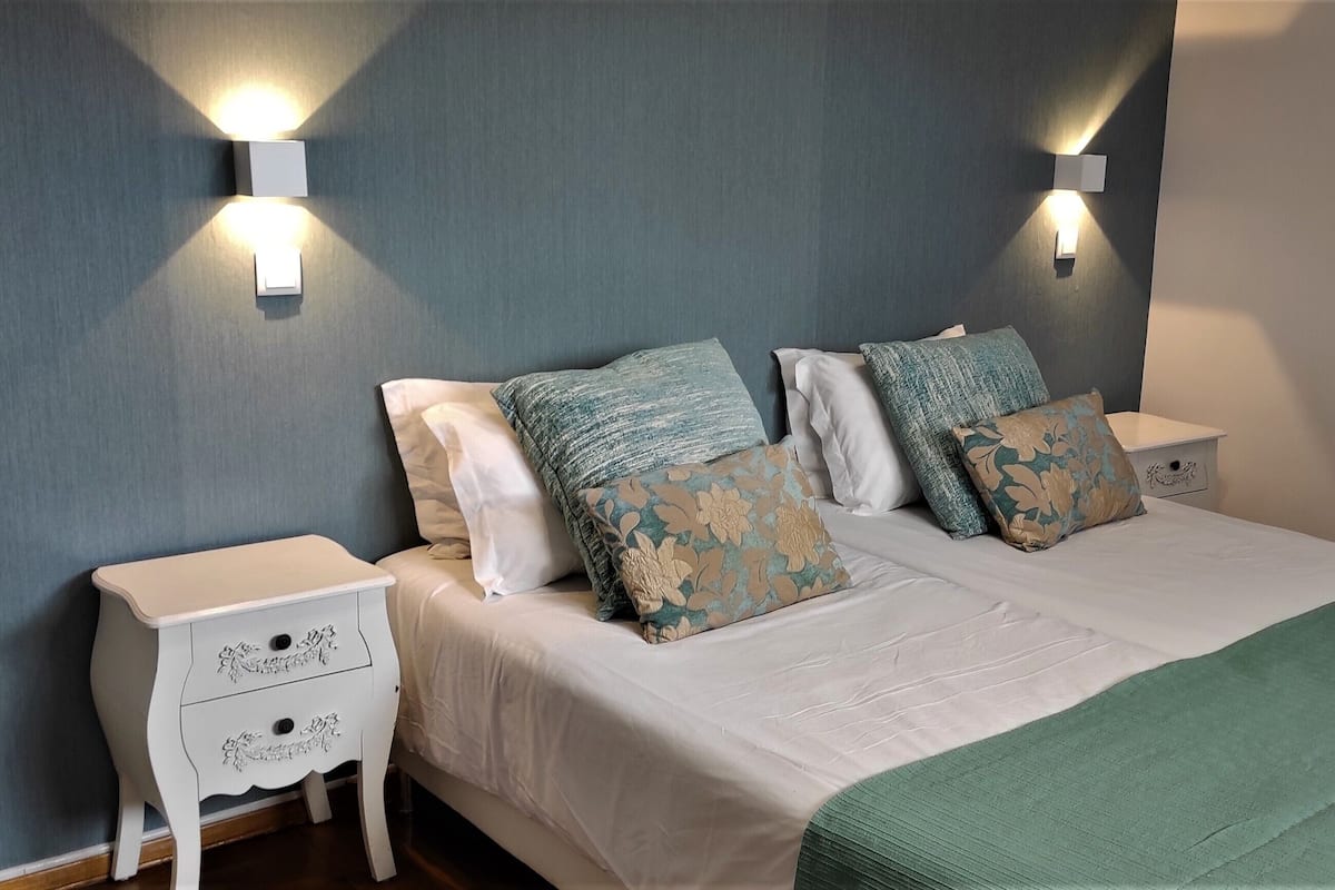 Quarto Twin Comfort | Roupa de alta qualidade, cofre no quarto, com decoração personalizada