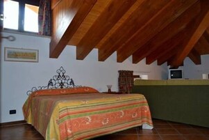 Estúdio | Cofres nos quartos, berços (sobretaxa), roupa de cama