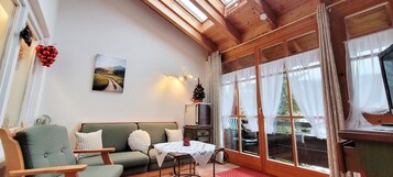 Quarto casal, vista para a montanha | Roupas de cama antialérgicas, cofres nos quartos, escrivaninha