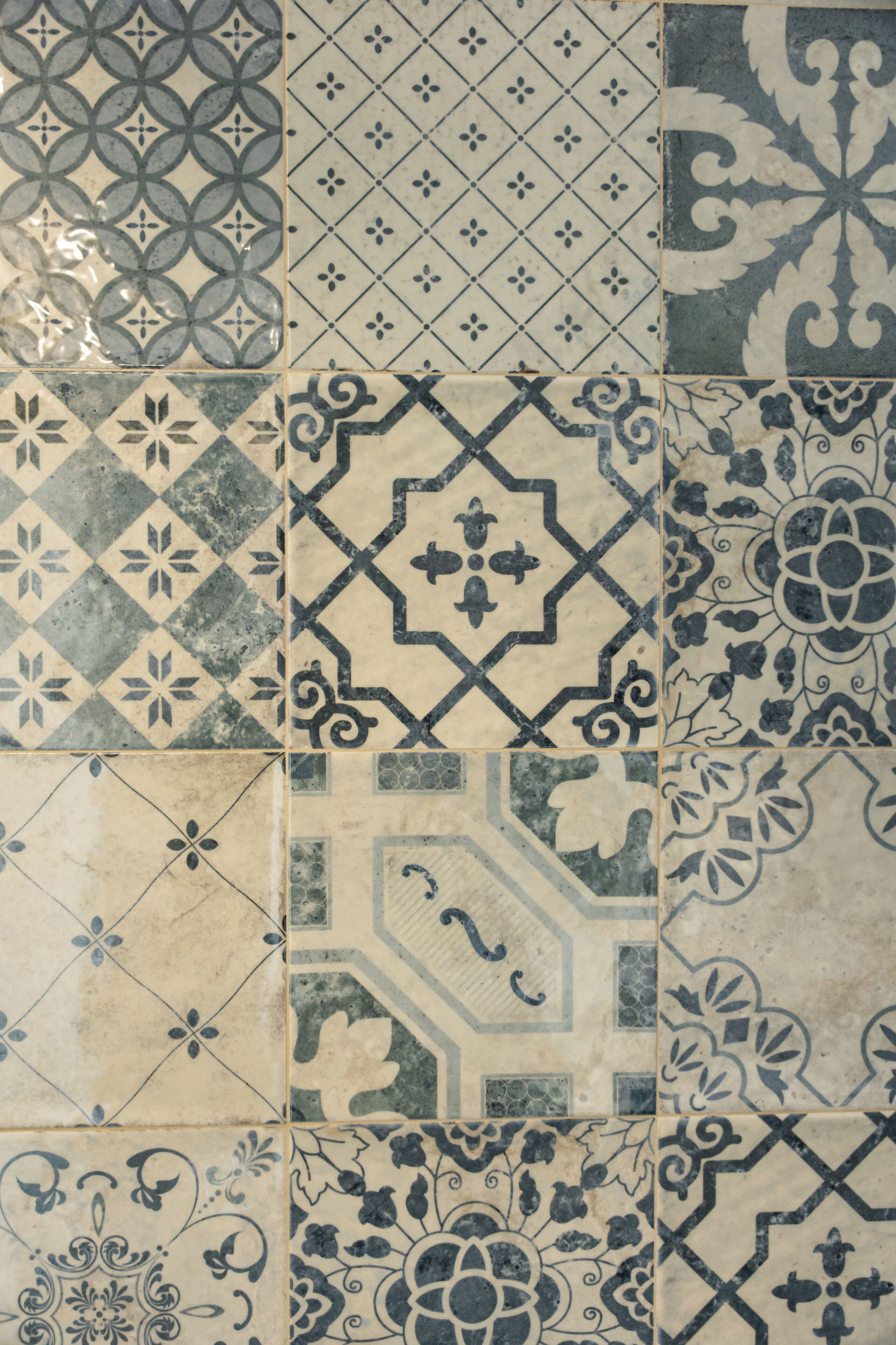 Uma coleção de azulejos com diferentes padrões.